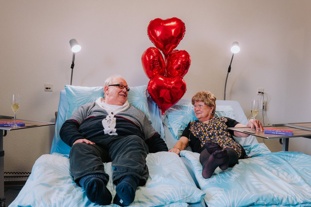 Der perfekte Platz für die junge Liebe im Seniorenheim